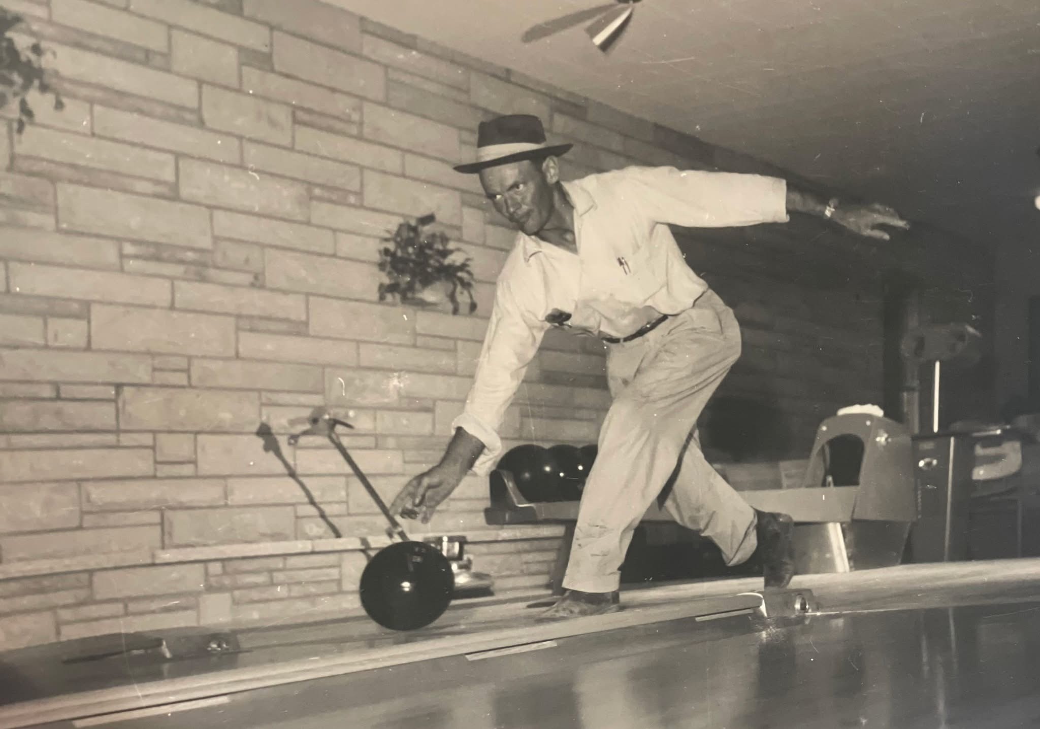 About Us - Gladstone Bowl